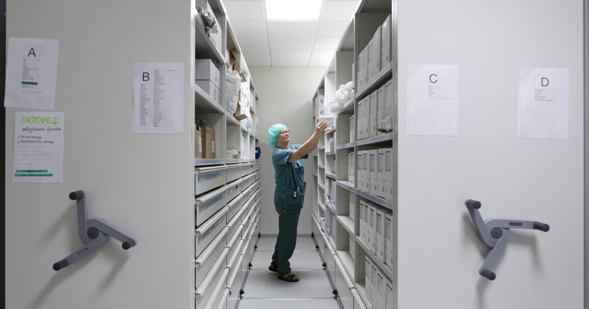 Healthcare high density mobile shelving | Bruynzeel